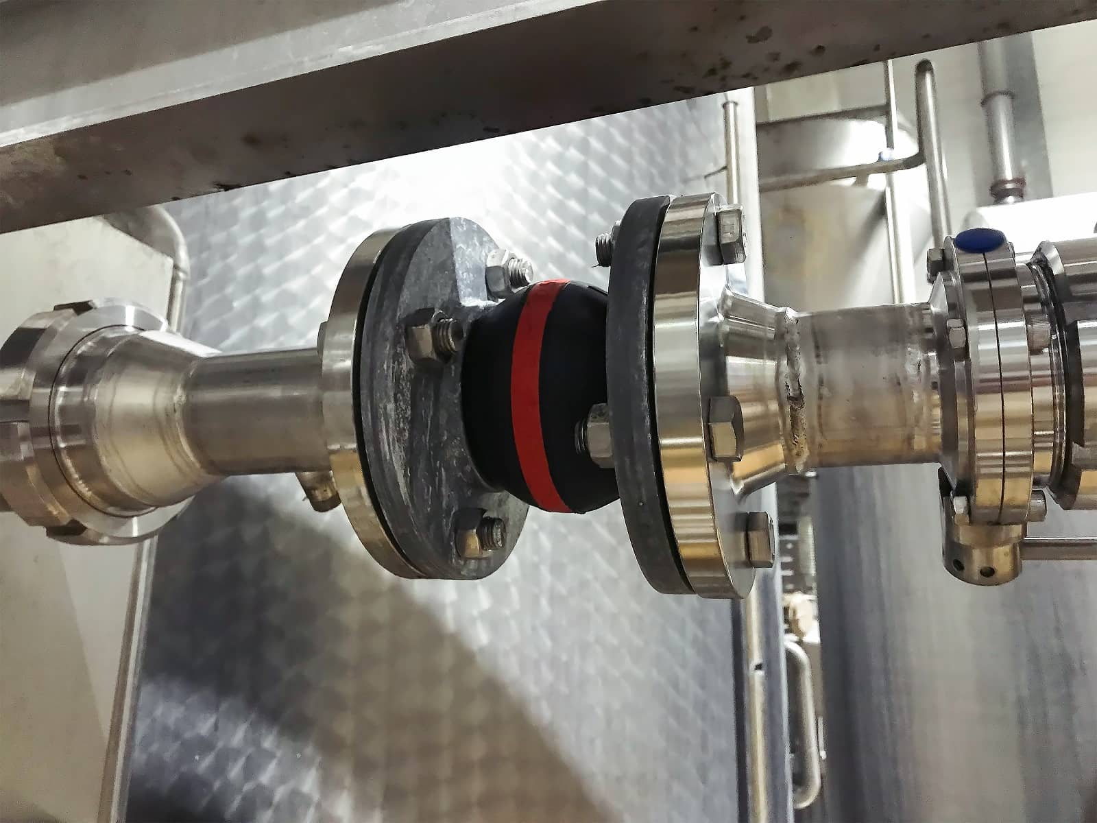 Jakie kompensatory stosowane są w instalacjach chemicznych?